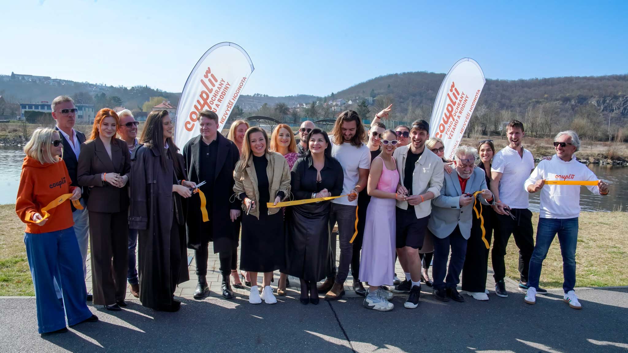 ijournal.cz | V Praze byla odhalena Lavička lásky Couplii za účasti VIP ...